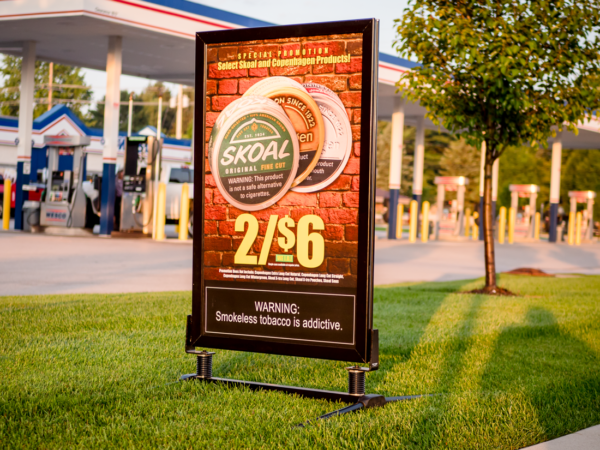 Sidewalk / Curbside Signs | Wilde Signs